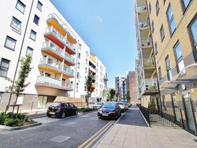 2 Bedrooms Flat for rent in Wideford Drive, Romford RM7