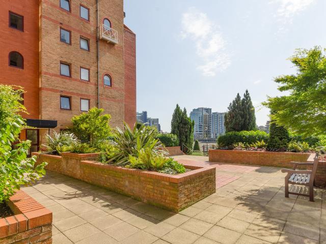 2 Bedrooms Flat for Rent in William Morris Way | Foxtons