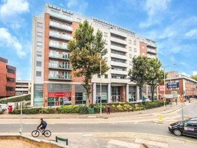 2 Bedrooms Flat for rent in Wilmington Close, Watford, Hertfordshire WD18