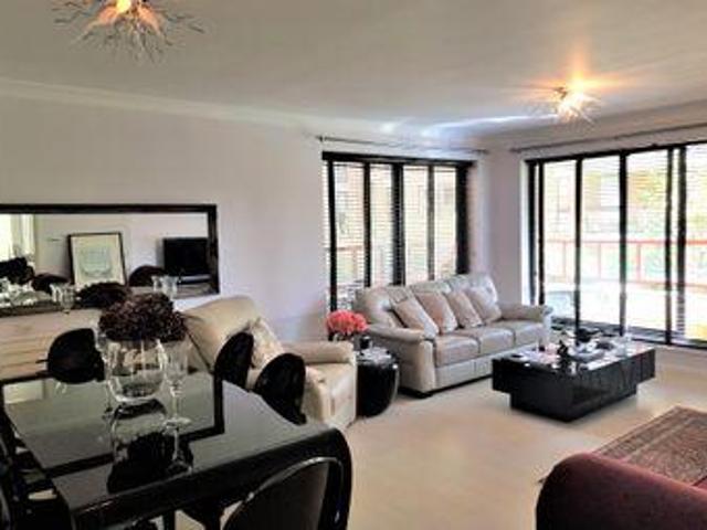 2 Bedrooms Flat for rent in Windsor Way, London W14