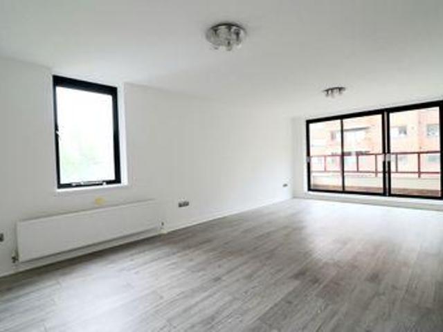 2 Bedrooms Flat for rent in Windsor Way, London W14