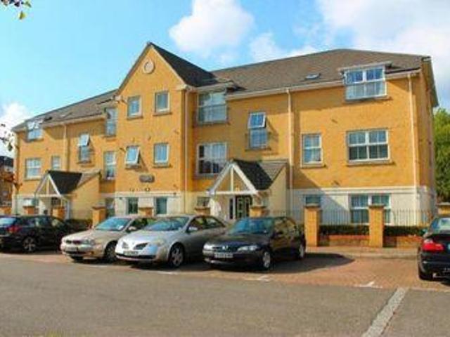 2 Bedrooms Flat for rent in Windsor Close, Farnborough GU14