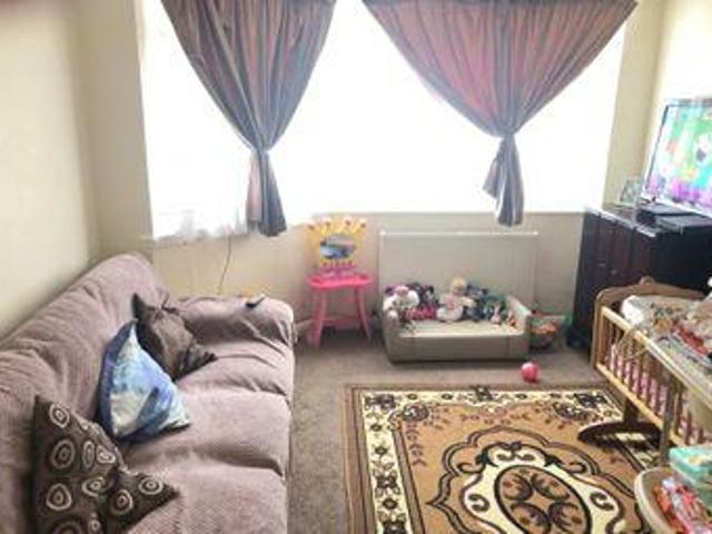 2 Bedrooms Flat for rent in Windsor Close, Northwood HA6