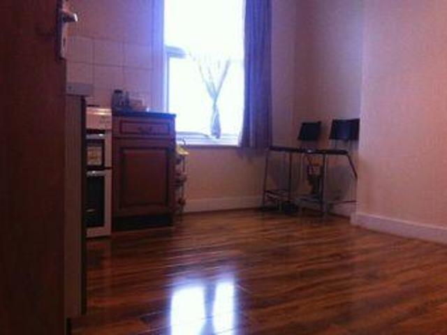 2 Bedrooms Flat for rent in Windsor Road, Ilford IG1