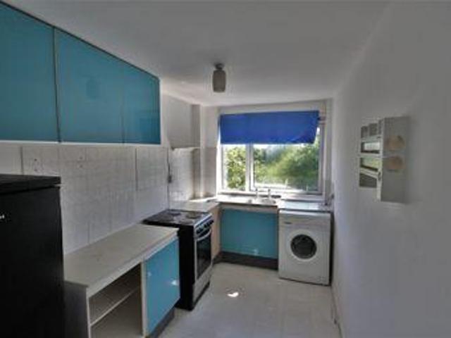 2 Bedrooms Flat for rent in Winston Close, Romford RM7