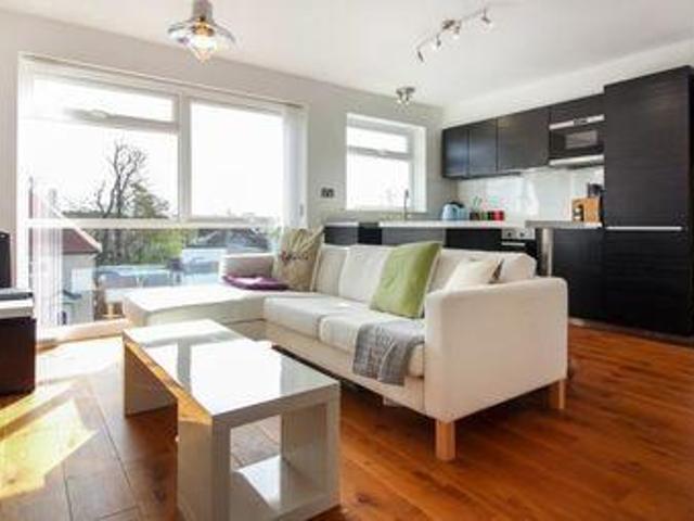 2 Bedrooms Flat for rent in Winton Road, Petersfield GU32