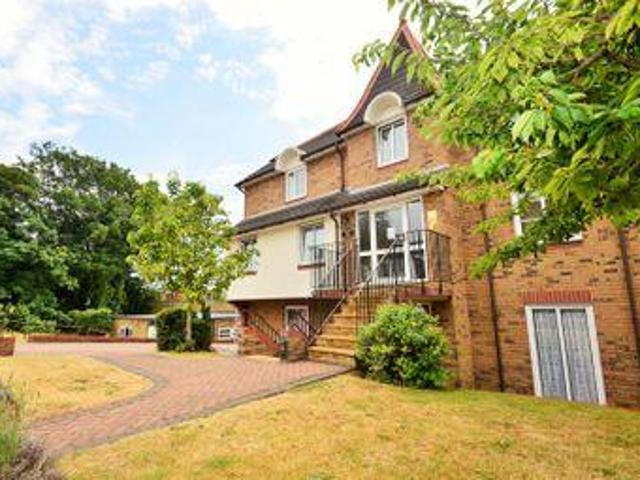 2 Bedrooms Flat for rent in Wycliffe House, Northfleet, Gravesend DA12