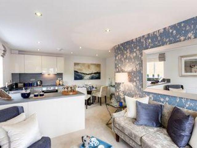 2 Bedrooms Flat for rent in Wye Dene, High Wycombe HP11