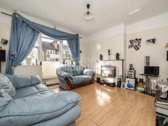 2 Bedrooms Flat for rent in Wyndham Estate, London SE5