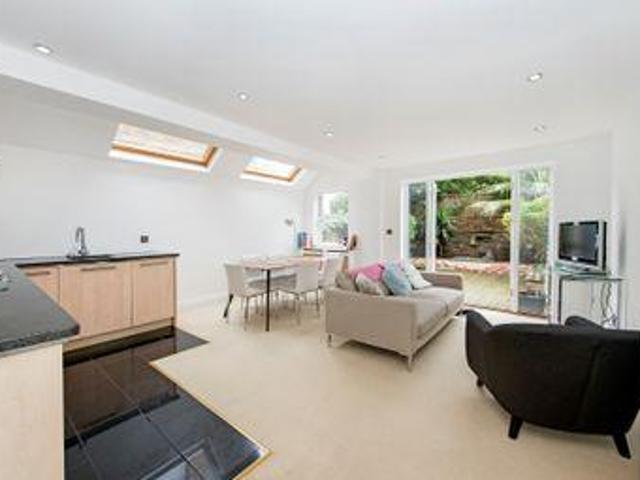 2 Bedrooms Flat for rent in Tournay Road, Fulham SW6