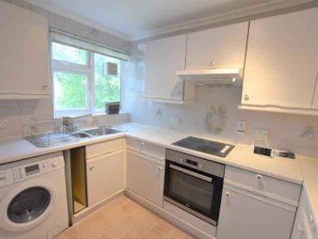 2 Bedrooms Flat for rent in Tolworth Rise South, Surbiton KT5