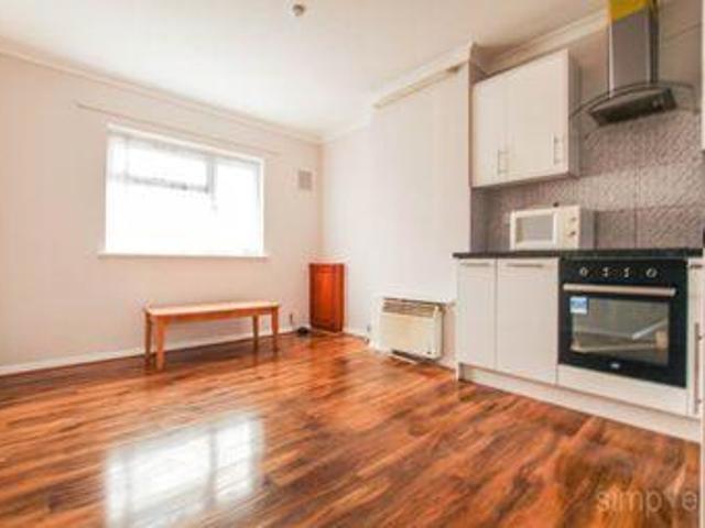2 Bedrooms Flat for rent in Top Floor Flat, East Avenue, Hayes UB3