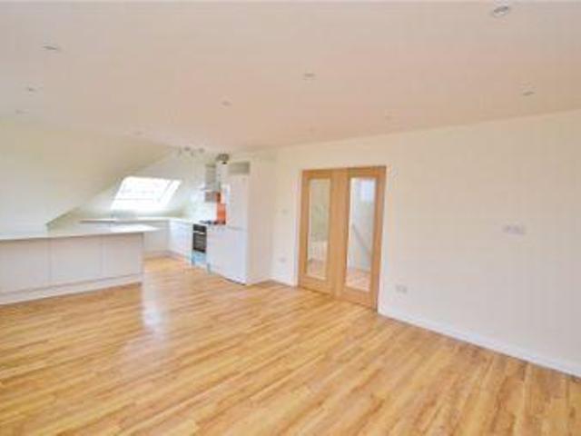 2 Bedrooms Flat for rent in Torrington Avenue, London N12