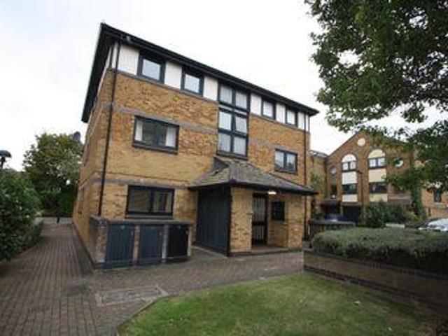2 Bedrooms Flat for rent in Taeping Street, Clippers Quay, Docklands, London E14