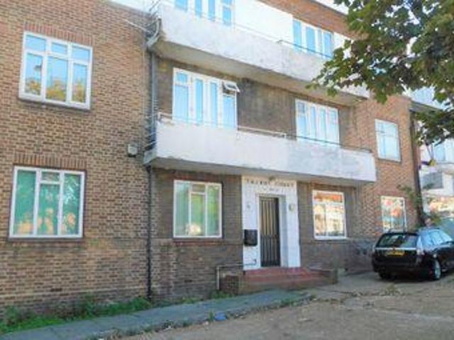 2 Bedrooms Flat for rent in Talbot Court, Blackbird Hill, London NW9