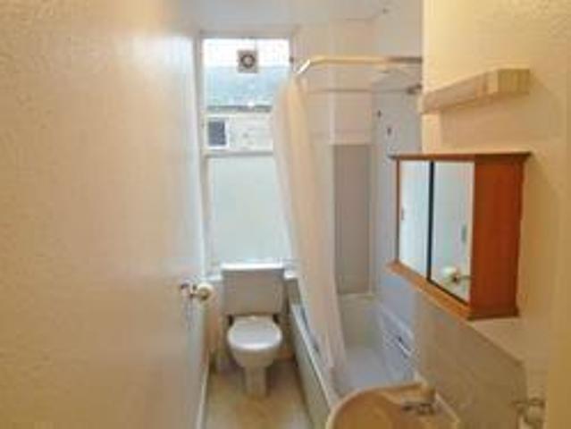 2 Bedrooms Flat for rent in Temple Park Crescent, Edinburgh EH11