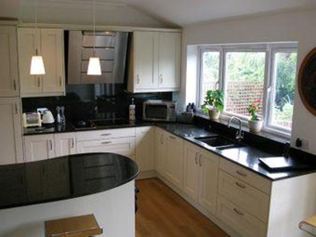 2 Bedrooms Flat for rent in Temples Avenue, Golders Green NW11