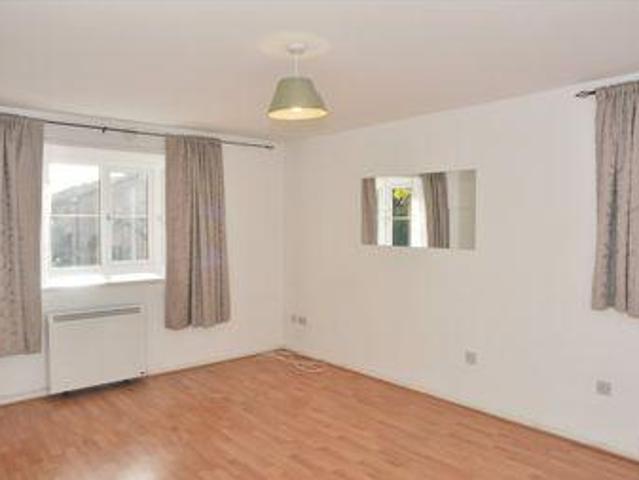 2 Bedrooms Flat for rent in Tempsford Close, Enfield EN2