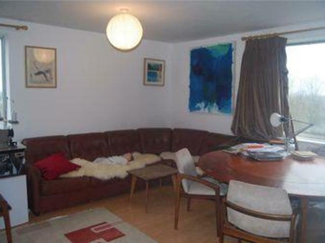 2 Bedrooms Flat for rent in Tenbury Close, Forest Gate E7