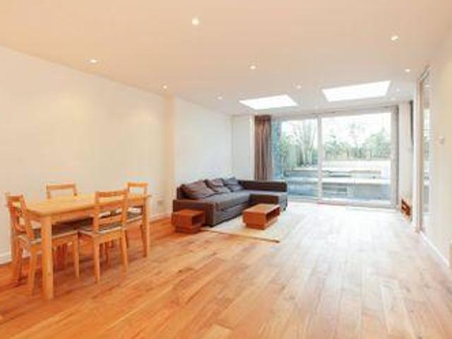 2 Bedrooms Flat for rent in Terrapin Road, Tooting SW17