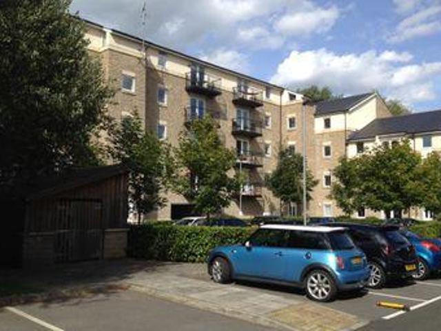 2 Bedrooms Flat for rent in Thackary Court, Horsforth, Leeds LS18