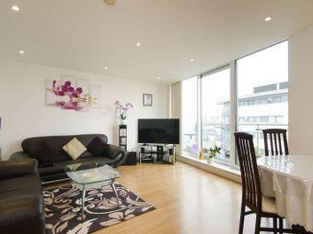 2 Bedrooms Flat for rent in The Mast, Gallions Reach E16