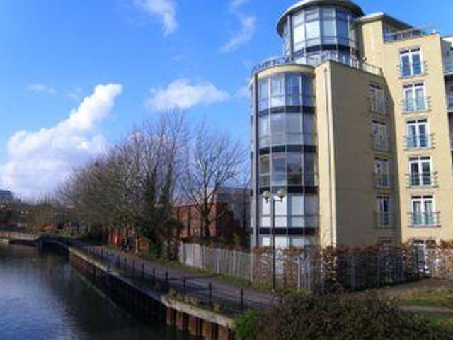 2 Bedrooms Flat for rent in The Meridian, Kenavon Drive, Reading RG1