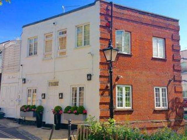 2 Bedrooms Flat for rent in The Mount, London NW3