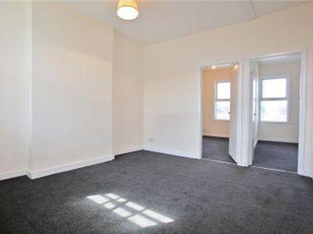2 Bedrooms Flat for rent in The Avenue, London E4