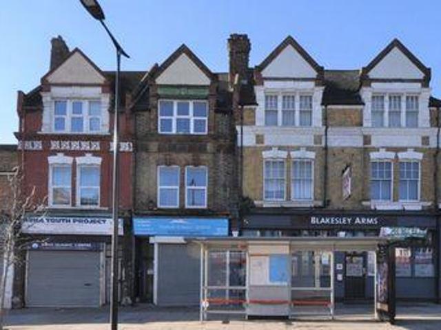 2 Bedrooms Flat for rent in The Birches, Station Road, London E12