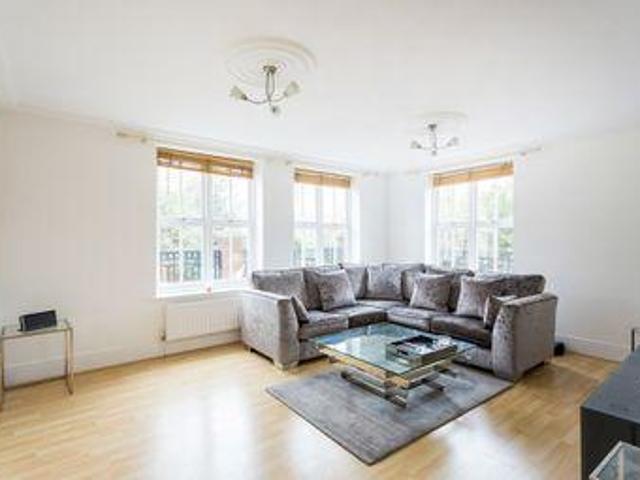 2 Bedrooms Flat for rent in The Boulevard, Woodford Green IG8