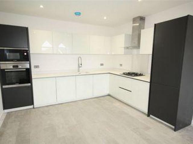 2 Bedrooms Flat for rent in The Broadway, Farnham Common, Buckinghamshire SL2