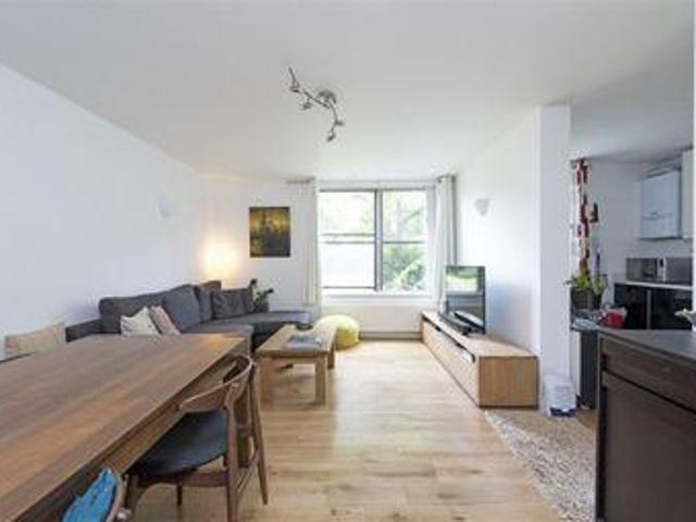 2 Bedrooms Flat for rent in The Chase, London SW4