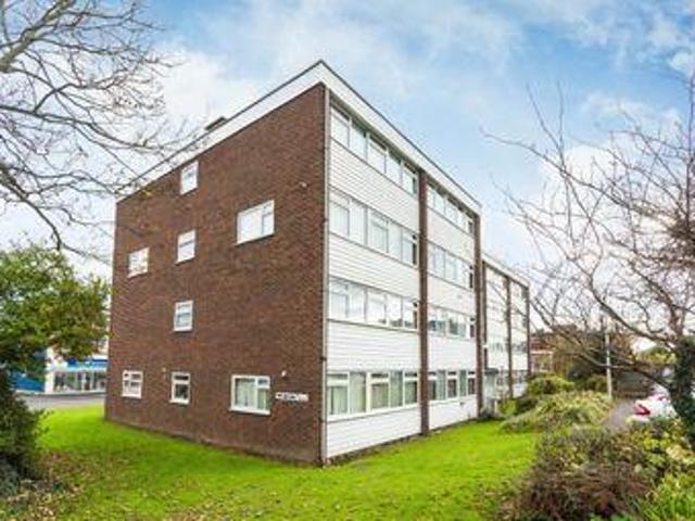 2 Bedrooms Flat for rent in The Chiltons, Grove Hill, London E18