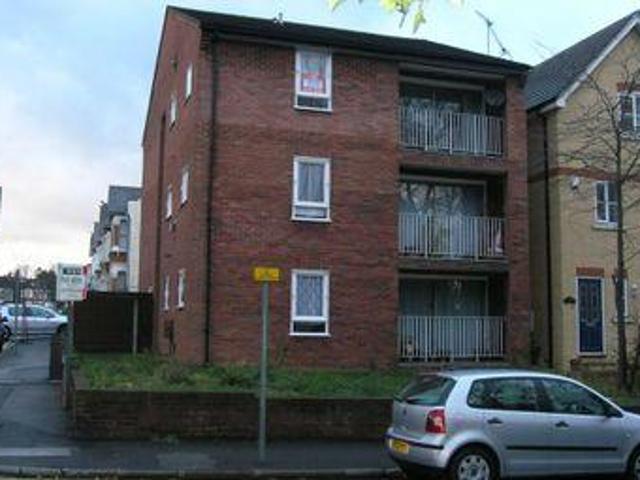 2 Bedrooms Flat for rent in The Chiltons, Grove Hill, London E18