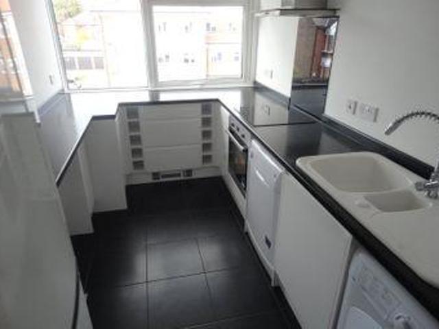 2 Bedrooms Flat for rent in The Chiltons, Grove Hill, London E18