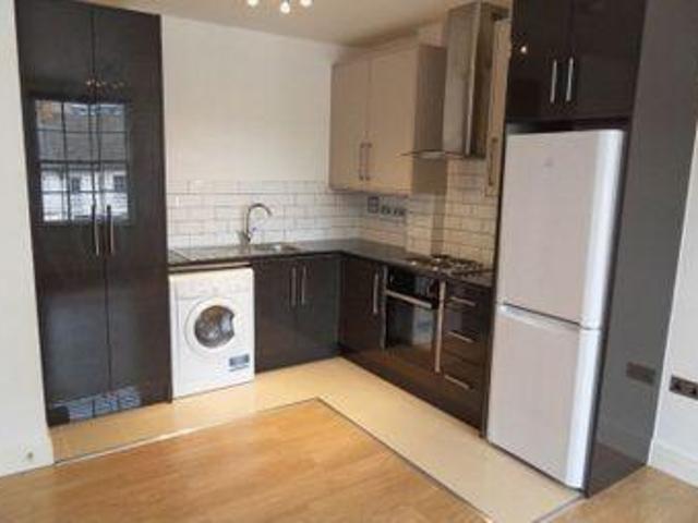 2 Bedrooms Flat for rent in The Crescent, Bedford MK40