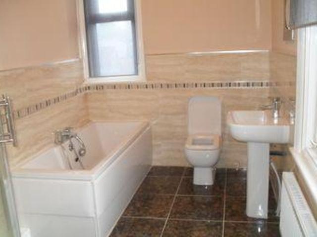 2 Bedrooms Flat for rent in The Crescent, Hyde Park, Leeds LS6