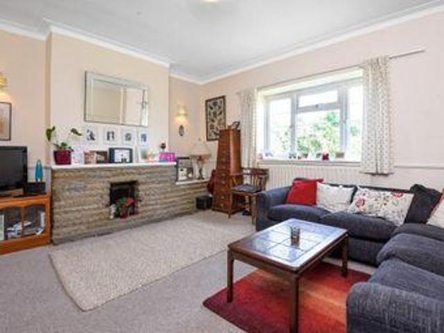 2 Bedrooms Flat for rent in The Drive, London E18