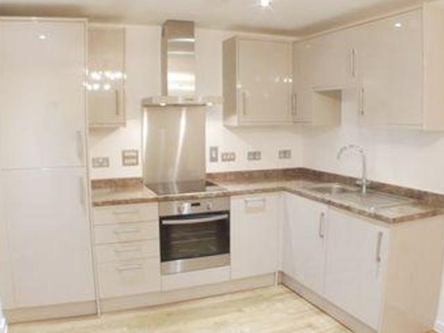 2 Bedrooms Flat for rent in The Greenway, London NW9