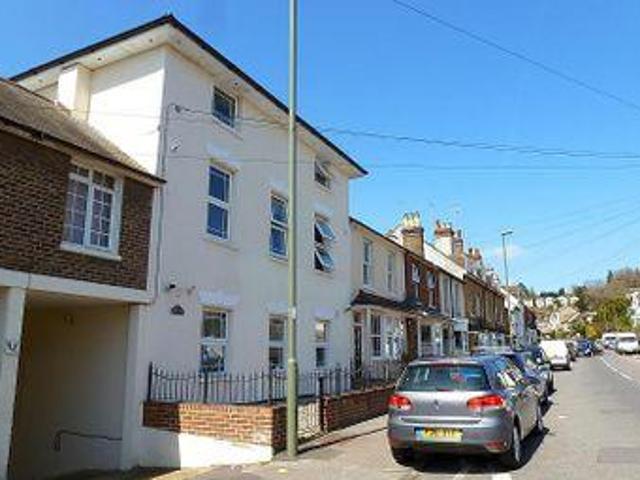 2 Bedrooms Flat for rent in The Holdens, Somerset Road, Redhill RH1