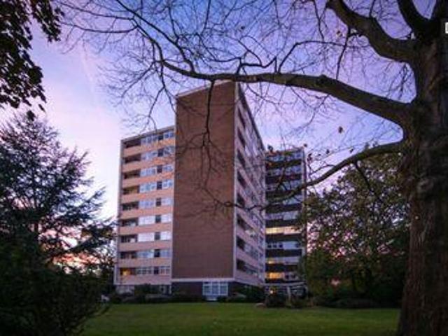 2 Bedrooms Flat for rent in The Knoll, London W13