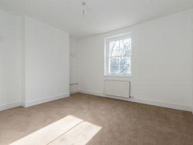 2 Bedrooms Flat for rent in The Pavement, London SW4