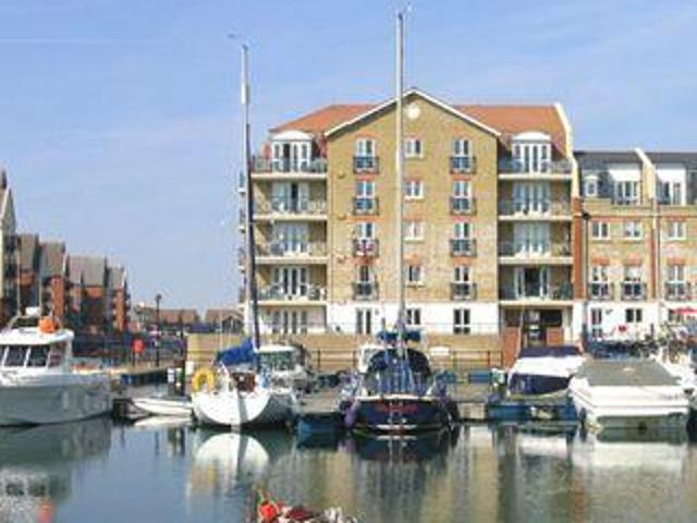 2 Bedrooms Flat for rent in The Piazza, Sovereign Harbour South, Eastbourne BN23