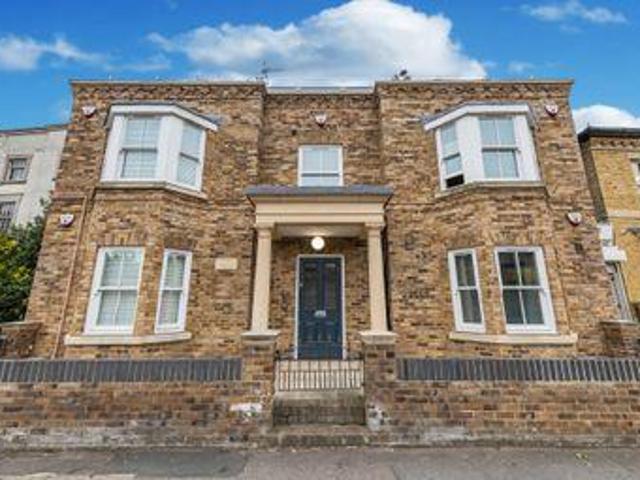 2 Bedrooms Flat for rent in The Roses, High Road, Woodford Green IG8