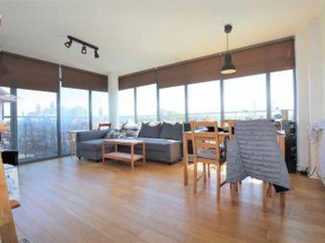 2 Bedrooms Flat for rent in The Roundway, London N17