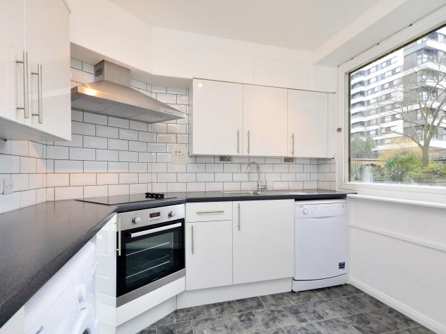 2 Bedrooms Flat for Rent in The Water Gardens | Foxtons