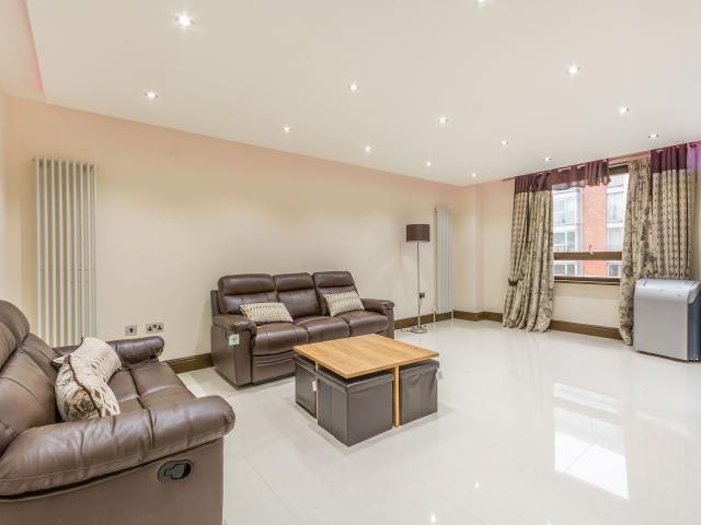 2 Bedrooms Flat for Rent in The Water Gardens | Foxtons
