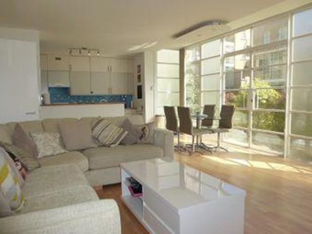 2 Bedrooms Flat for rent in The Watergardens, London E14