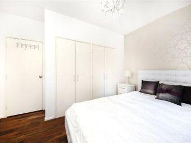 2 Bedrooms Flat for rent in The Watergardens, Roy Square, London E14